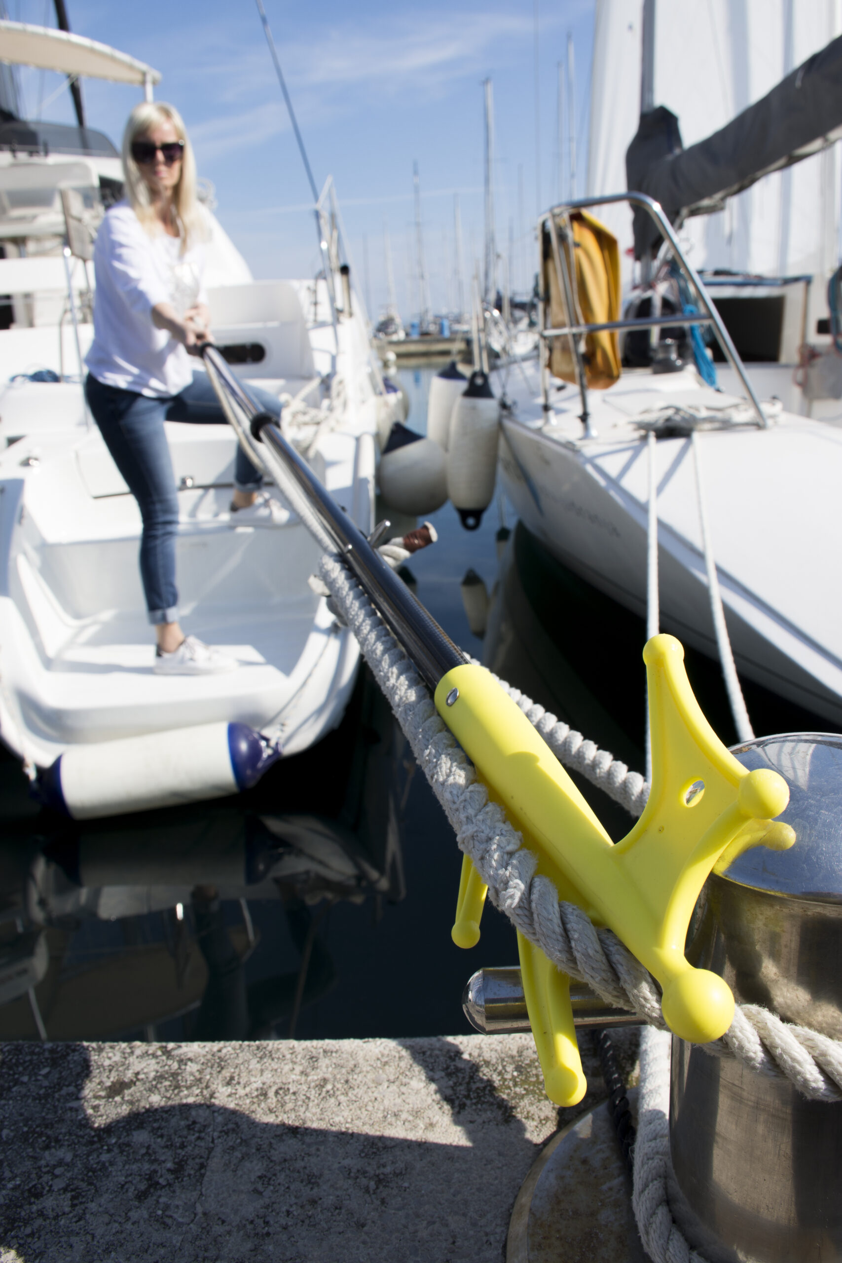 Dockhook boat hook for automatic attachment of docking lines